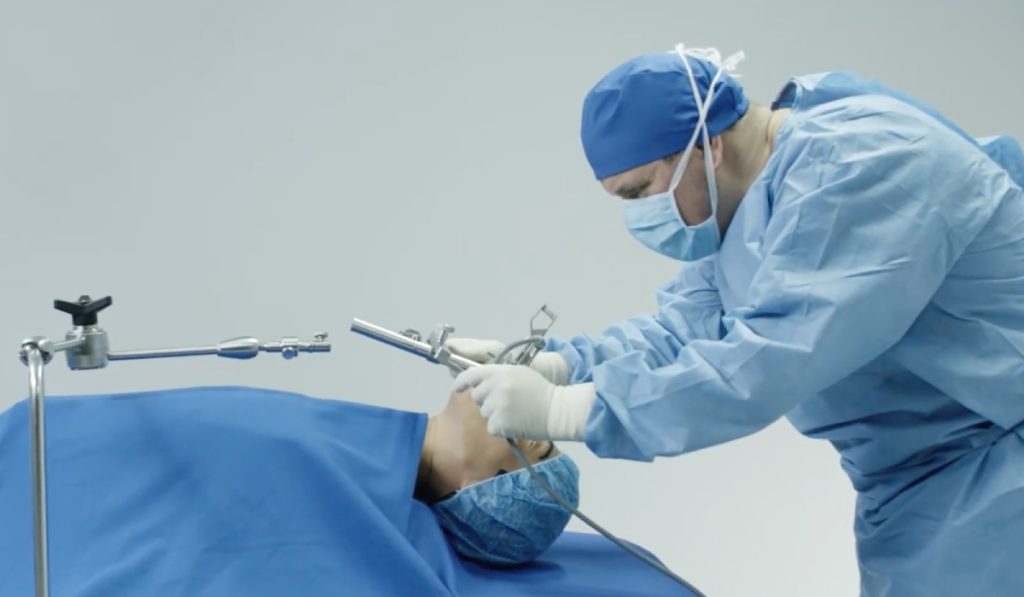 Otomedic cede el retractor bucal Olympus FK-WO en una formación ...